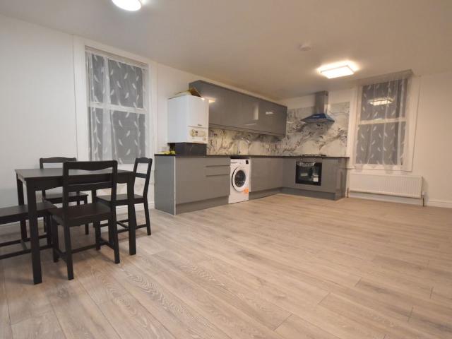 Parklands Road, London SW16, 3 bed flat to rent, £2,800 pcm | PrimeLocation