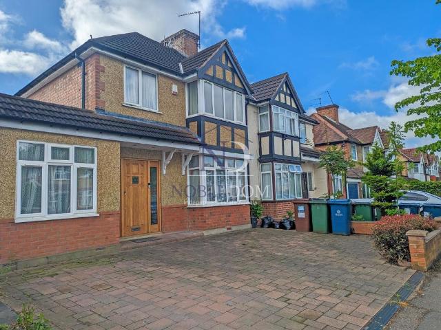 Parkside Way, Harrow, HA2 4 bed semi detached house to rent £3,000 pcm £692 pw