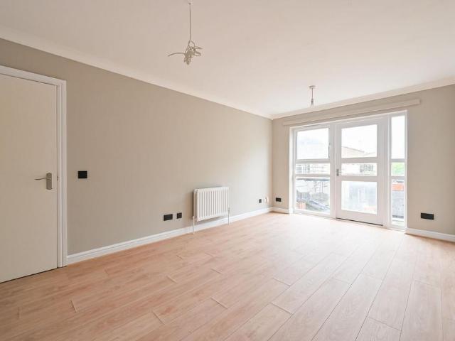 Parkside Crescent, Finsbury Park. 2 bed flat to rent £2,400 pcm £554 pw