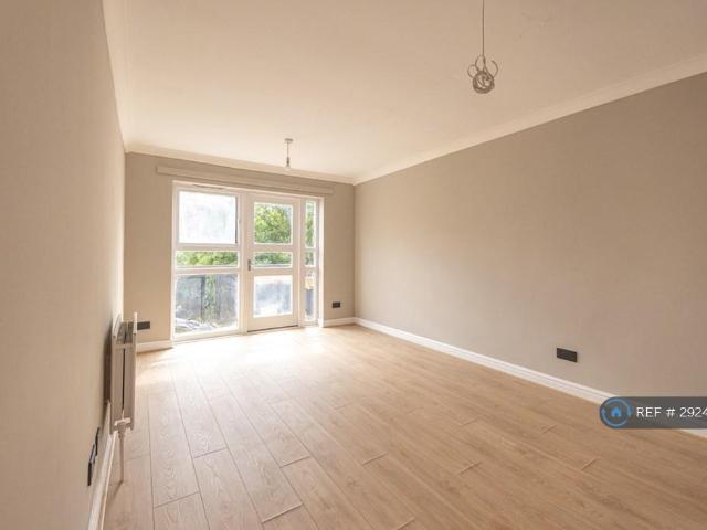 Parkside Crescent, London, N7 2 bed flat to rent £2,500 pcm £577 pw