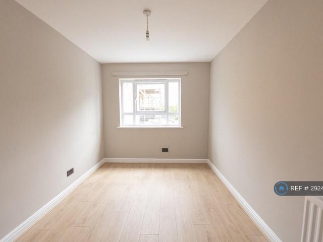 Parkside Crescent, London, N7 2 bed flat to rent £2,500 pcm £577 pw