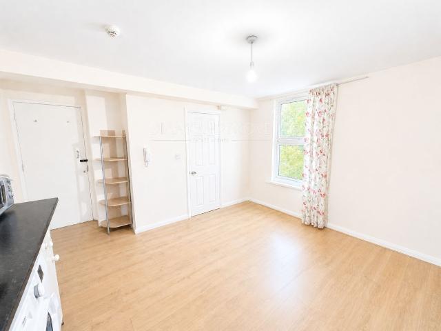 Parkside Road, Hounslow TW3, Studio to rent, £900 pcm | PrimeLocation