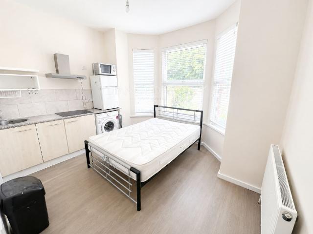 Parkside Road, Hounslow TW3, Studio to rent, £900 pcm | PrimeLocation