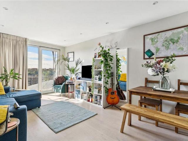 Parkside St Peter's, London SW11 1 bed flat to rent £2,350 pcm £542 pw