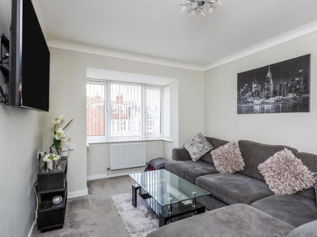 Parkstone Avenue, Southsea 2 bed apartment £1,150 pcm £265.