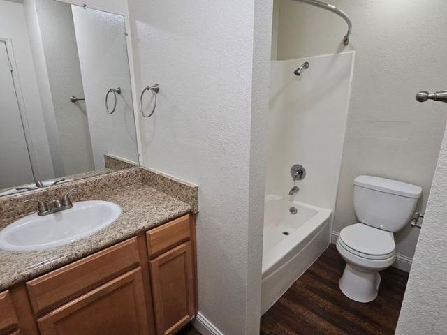 Parkwood Apartments 2 Bedroom Apartment for Rent at 4918 North 9th Street, Fresno, CA 93726