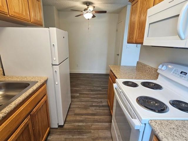 Parkwood Apartments 3 Bedroom Apartment for Rent at 4918 N 9th St, Fresno, CA 93726