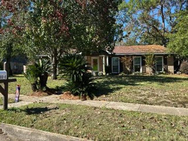 Parkwood Dr E