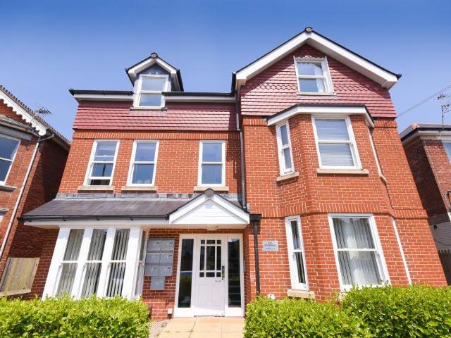 Parkwood Road, Southbourne 2 bed apartment to rent £1,195 pcm £276 pw