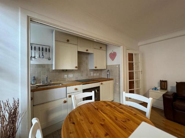 Parkwest Place House to rent £2,250 pcm £519 pw