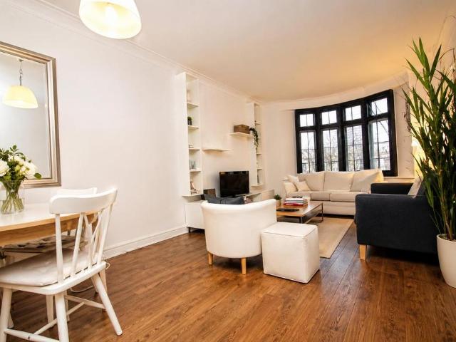 Parkview Court, Fulham High Street. 2 bed flat to rent £2,513 pcm £580 pw
