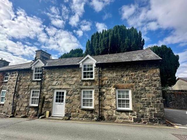 Parlwr Bach, Lombard Street, 2 Bedroom Semi detached