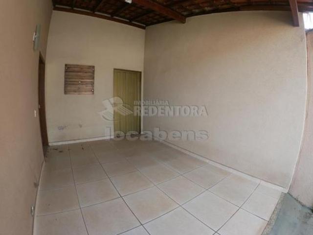 Parque das Aroeiras Casa com 02 dormitórios, Churrasqueira com armário e balcão, casa com piso cer