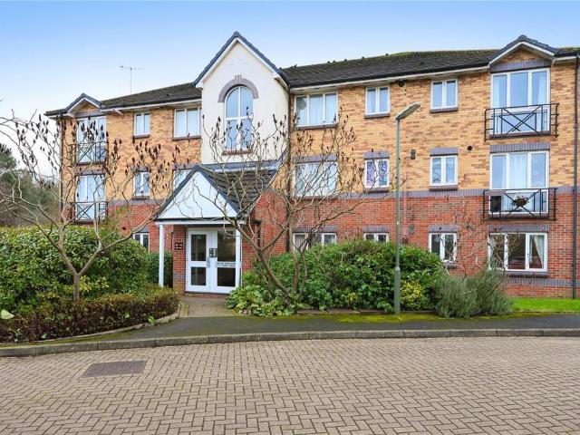 Parry Drive, Weybridge, Surrey, KT13 2 bed apartment to rent £1,750 pcm £404 pw