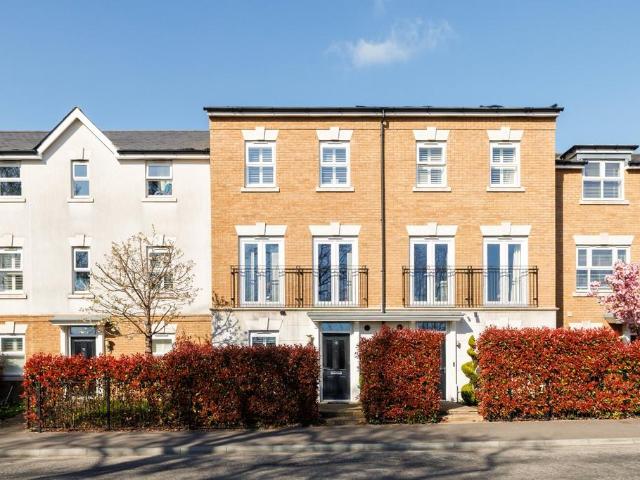 Parsonage Road Horsham RH12 3 bed townhouse to rent £2,750 pcm £635 pw