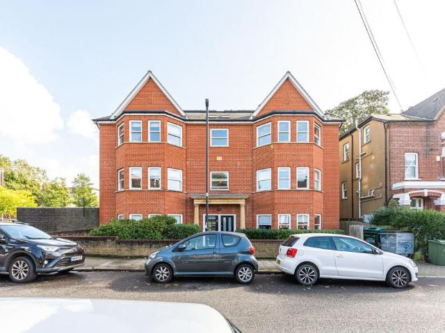 Pathfield Road, Streatham Common. 2 bed flat to rent £2,500 pcm £577 pw