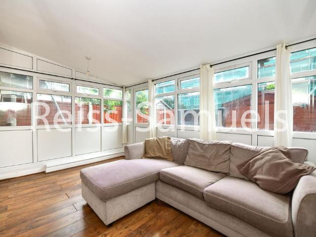 Patmore Estate, Battersea, London SW8 4 bed terraced house to rent £4,507 pcm £1,040 pw