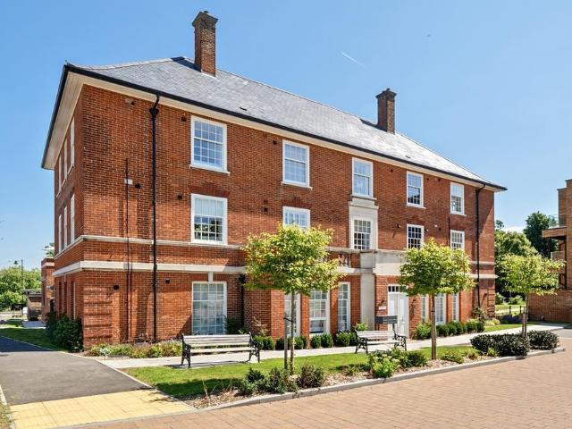 Patricia Close Aldershot GU11 2 bed apartment to rent £2,350 pcm £542 pw