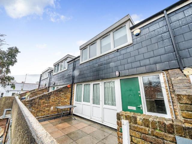Paulet Road Camberwell SE5 4 bed maisonette to rent £3,300 pcm £762 pw