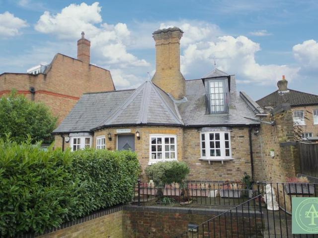 Paulin Drive, Winchmore Hill N21 2 bed cottage to rent £2,750 pcm £635 pw