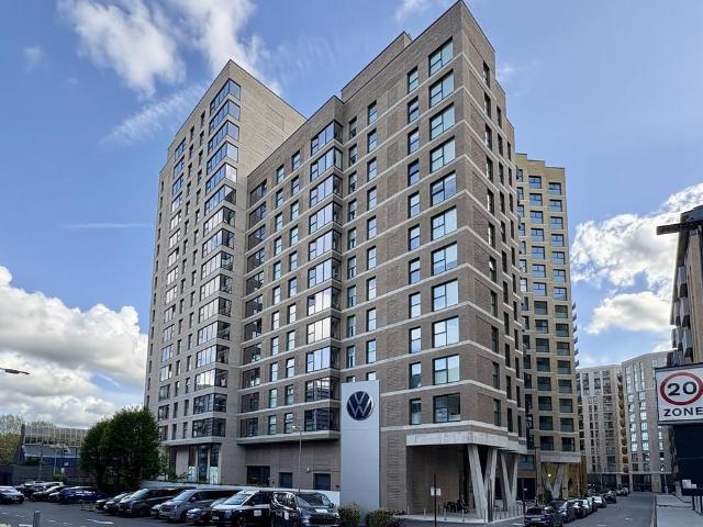 Pavana Square, Brentford TW8 2 bed flat to rent £2,650 pcm £612 pw