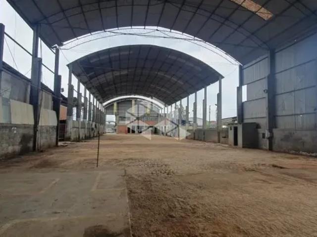 Pavilhão e prédio comercial em ótima localização