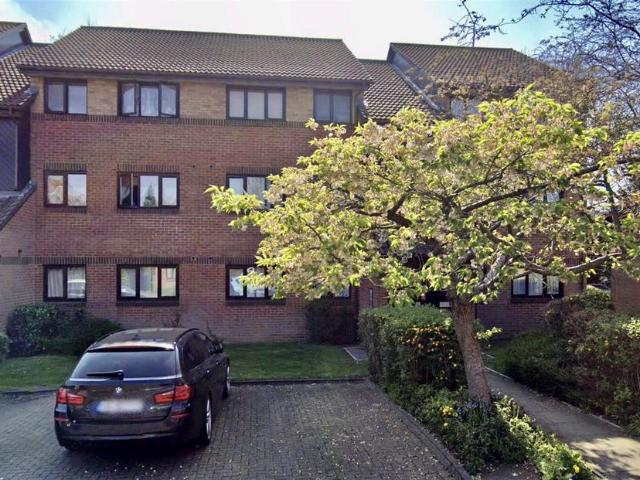 Pavilion Way, Edgware HA8 2 bed ground floor flat to rent £1,595 pcm £368 pw
