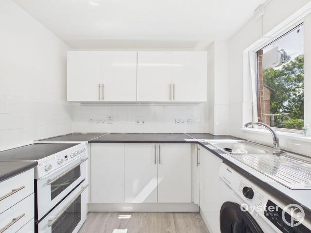 Pavilion Way, Edgware HA8, 2 bed flat to rent, £1,700 pcm | PrimeLocation