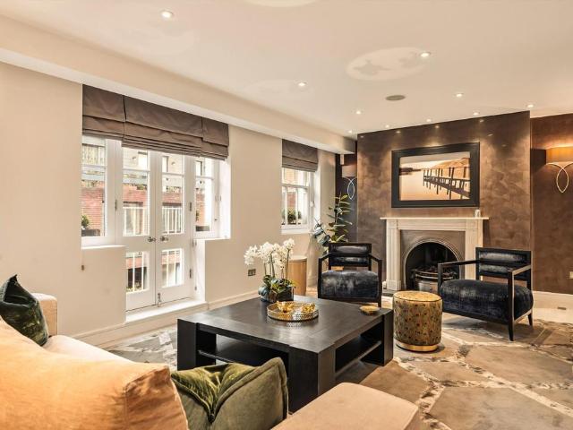 Pavilion Road, Knightsbridge, London. 3 bed terraced house to rent £17,767 pcm £4,100 pw