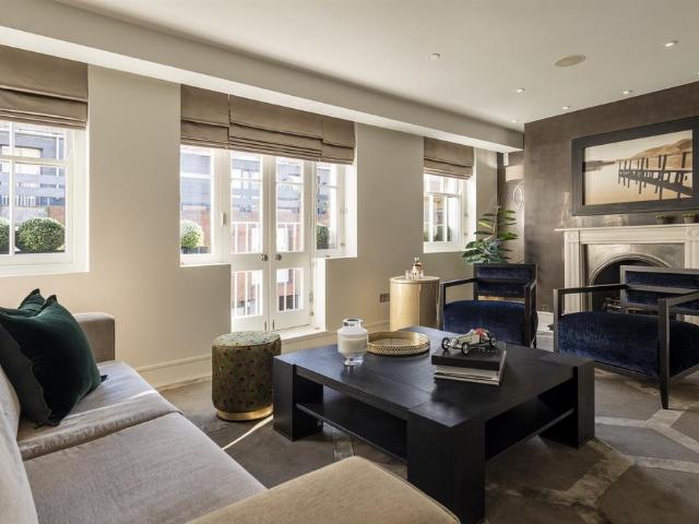 Pavilion Road, Sloane Square SW1X 3 bed mews to rent £17,117 pcm £3,950 pw