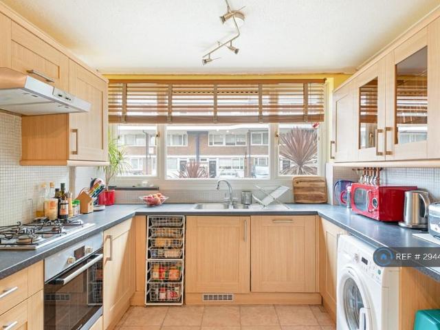Payne Street, London, SE8 2 bed maisonette to rent £2,500 pcm £577 pw