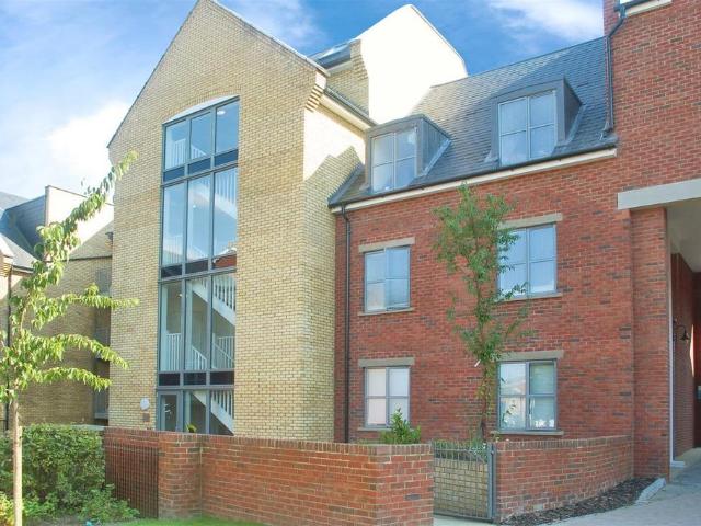 Paynes Park, Hitchin SG5 2 bed flat to rent £1,600 pcm £369 pw