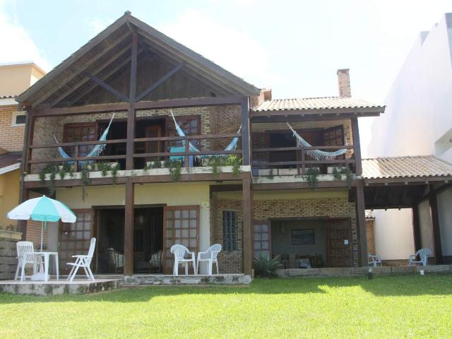 PÉ NA AREIA DE GAROPABA