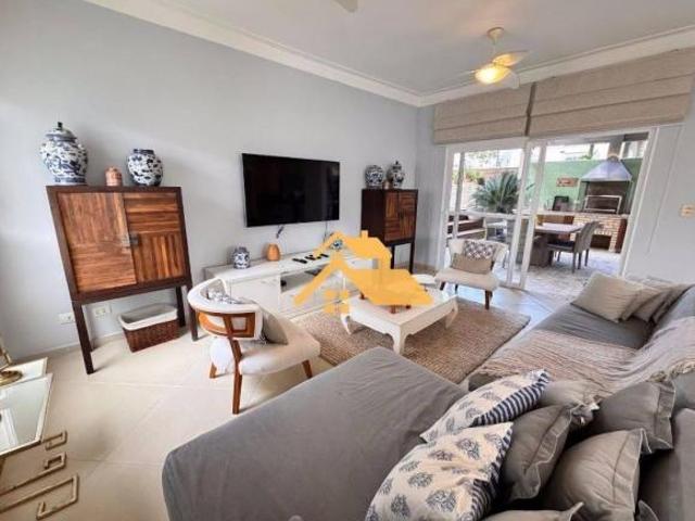 Pé na Areia em Juquehy: Casa em Condomínio com 4 Suítes, Hidromassagem e Serviço de Praia