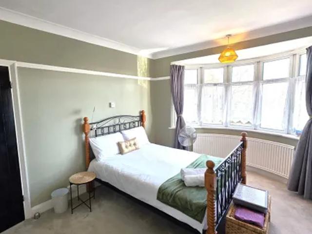 Pemberton Gardens, London, RM6 6SH, United Kingdom | 3 bed townhouse for rent #166326241 | Rentberry