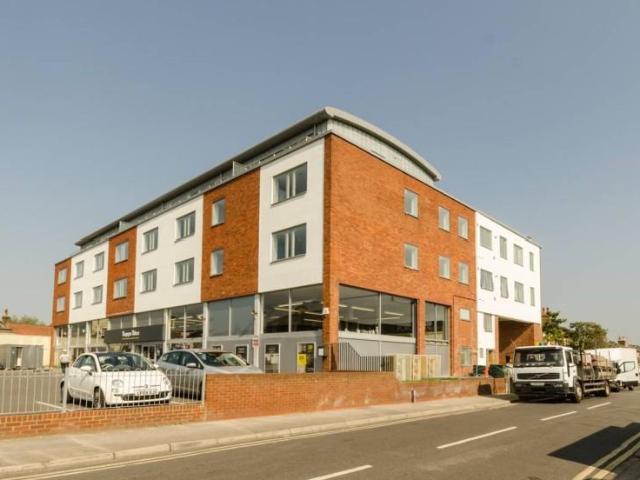 Pemberton Road, East Molesey KT8 3 bed apartment to rent £2,495 pcm £576 pw