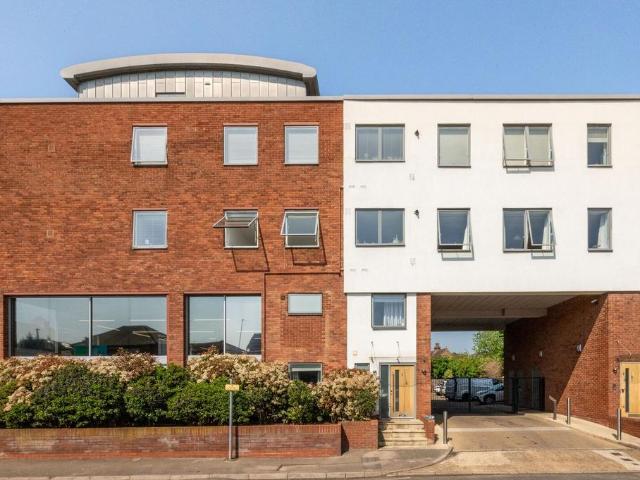 Pemberton Road, East Molesey, KT8 3 bed flat to rent £2,395 pcm £553 pw