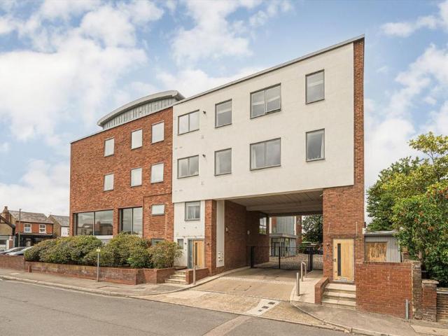 Pemberton Road, East Molesey KT8 3 bed flat to rent £2,595 pcm £599 pw