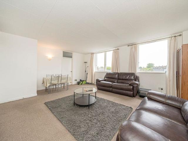 Pemberton Road, KT8, London