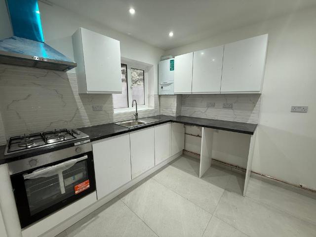 Pembroke Avenue, Enfield EN1 3 bed terraced house to rent £2,400 pcm £554 pw