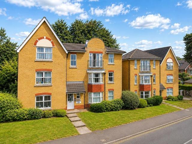 Pembroke Court, Oriental Road. 2 bed apartment to rent £1,650 pcm £381 pw