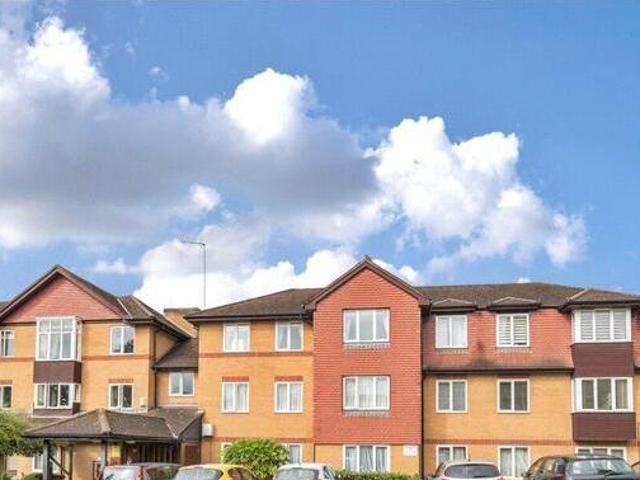 Pembroke Lodge, Du Cros Drive, 2 Bedroom Apartment