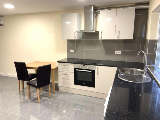 Pembroke Place, Isleworth TW7, 1 bed flat to rent, £1,450 pcm | PrimeLocation