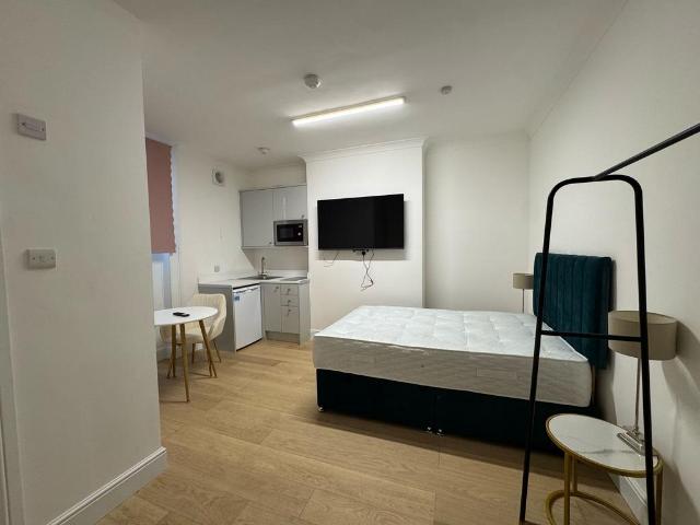 Pembroke Road, London, W8 6NX, UK Studio to rent £1,600 pcm £369 pw