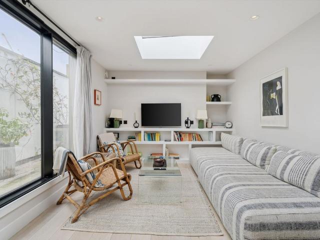 Pembroke Road, London W8, 1 bed flat to rent, £3,000 pcm | PrimeLocation