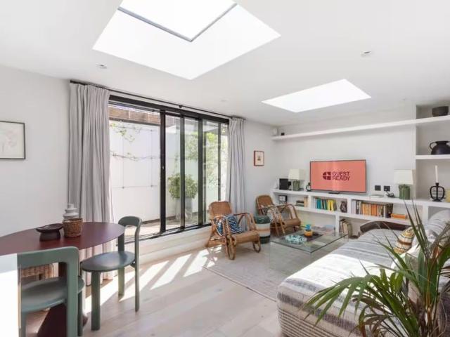 Pembroke Road, London W8, 1 bed flat to rent, £3,000 pcm | PrimeLocation