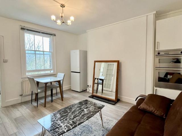 Pembroke Road, London W8, 2 bed flat to rent, £3,293 pcm | PrimeLocation