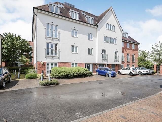 Pembroke Road, Ruislip HA4, 2 bed flat to rent, £1,800 pcm | PrimeLocation