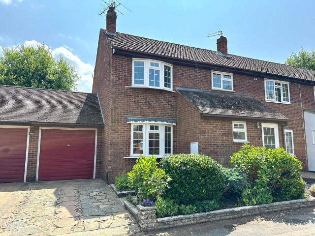 Pembridge Close, Hemel Hempstead HP3 4 bed semi detached house to rent £2,249 pcm £519 pw