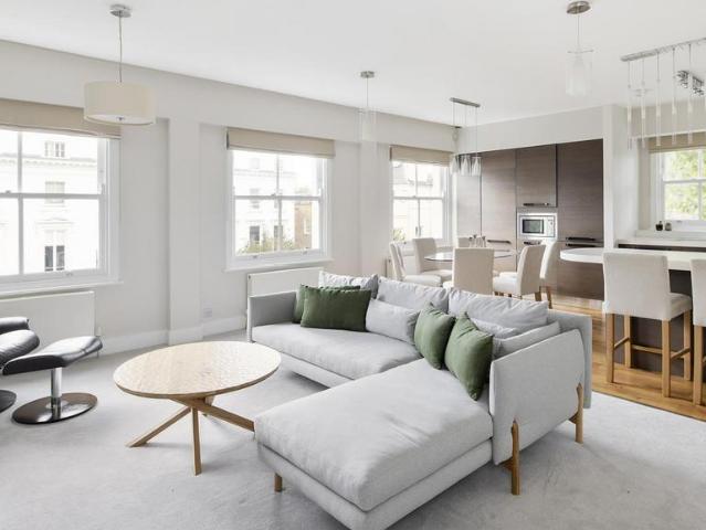 Pembridge Crescent, Notting Hill, W11 2 bed apartment to rent £5,633 pcm £1,300 pw